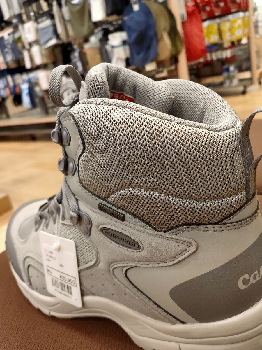 好日山荘 白馬店 : 履きやすさを追求したキャラバンの登山靴「C1-02S」